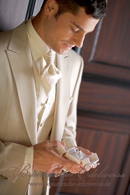 Aktuelle Bräutigamanzüge für Ihre Hochzeit. Die neuesten Trends der ...